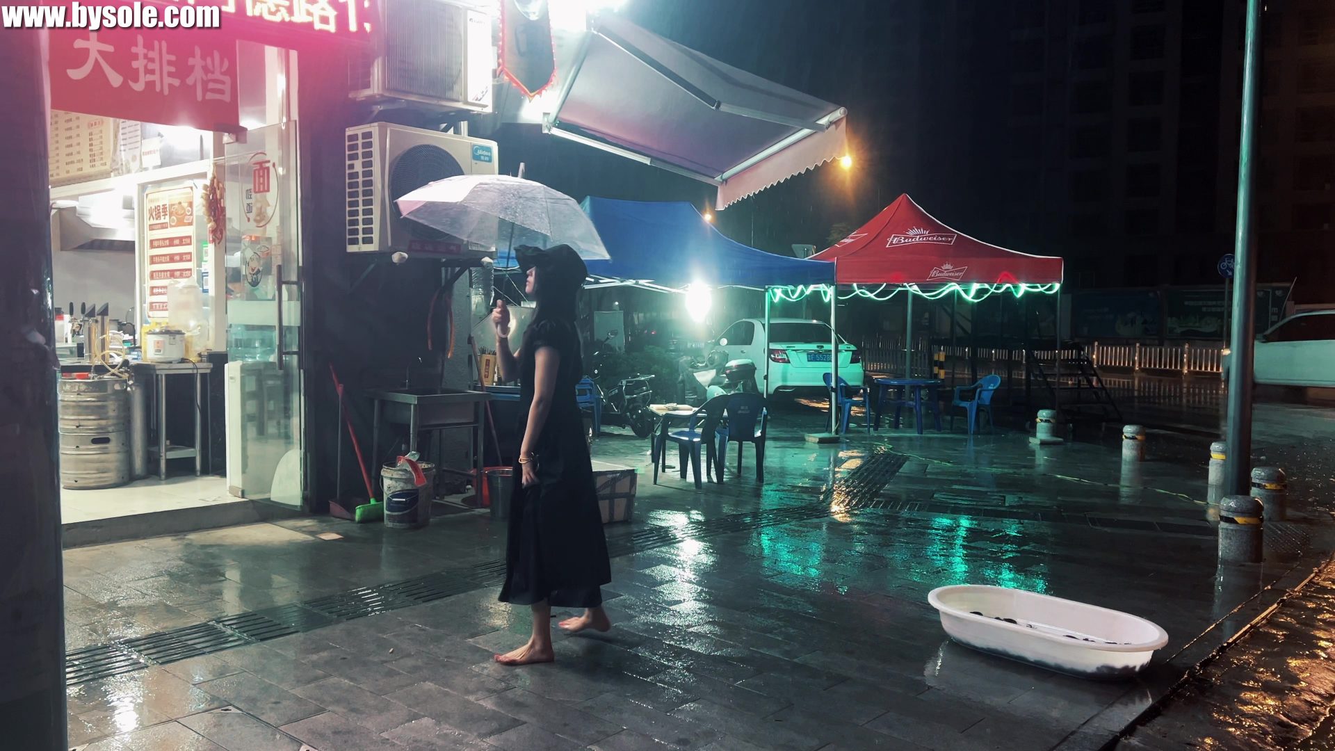 菲菲雨天夜晚赤脚吃夜宵01 – 游袒之